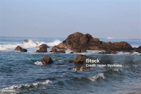 고요한 푸른 하늘 아래 울퉁불퉁한 해안 바위 무리에 부딪히는 파도 자연 여행 경치 좋은 사진 컨셉에 딱 맞는 고요한 바다 풍경 0명에 대한 스톡 사진 및 기타 이미지