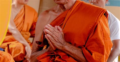 고요한 환경 고요함 기도 기도로 기도하는 내면의 평화 노령의 스님 동남아시아 명상 명상적인 모임 묵상 문화 유산 문화적 밝은 색 불교 불교의