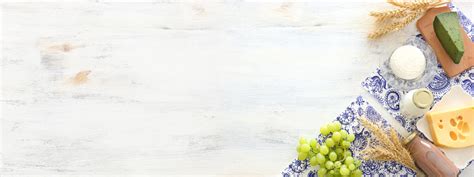 흰색 나무 배경 위에 낙농 제품의 평면도 사진 유대인 휴일의 상징하 부 롯 Shavuot에 대한 스톡 사진 및 기타 이미지