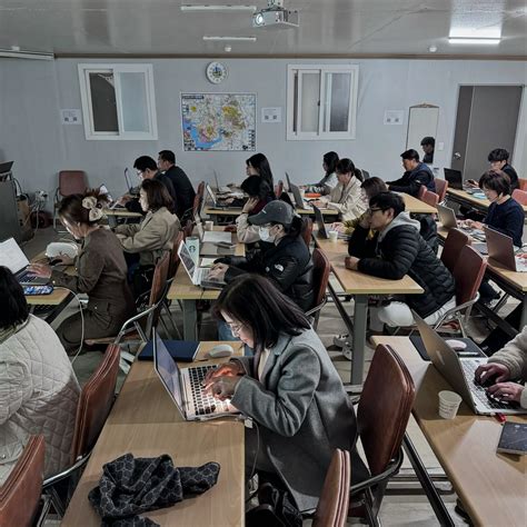 소상공인대학 👏 ️ 소상공인이 마케팅을 꼭 배워야 하는 이유 1️⃣ 경쟁력 확보 요즘 소비자는 선택의 폭이 넓어졌습니다