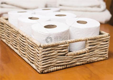 柳条筐上的卫生纸卷高清图片下载 正版图片504945836 摄图网