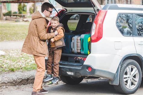 Pai Filho Fazendo Malas Para O Conceito De Viagem De Carro Porta