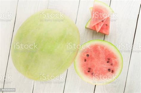 3 조각 전체 신선한 익은 수 박과 한 옆에 오래 된 목조 소박한 흰색 테이블에 수 박의 절반 0명에 대한 스톡 사진 및 기타