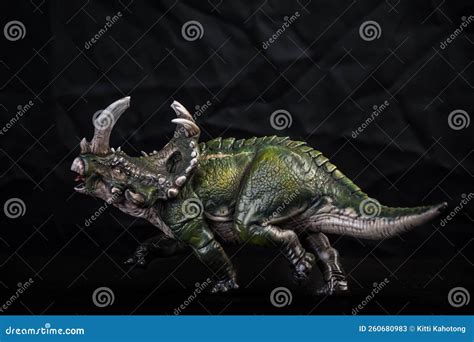 Sinoceratops De Dinosaurio En La Oscuridad Imagen De Archivo Imagen