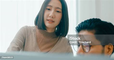근접 촬영 그룹 성인 아시아 남성 여성 프리랜서 회의 쓰기 프롬프트 인공 지능 봇 It 앱 스마트 프로그램 유목민 비디오 게임