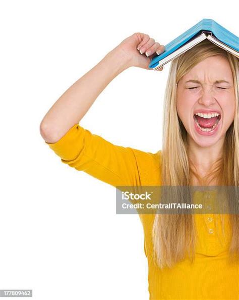 Angry 학생 여자아이 도서와 Over 헤드 격노한에 대한 스톡 사진 및 기타 이미지 격노한 고등학교 교과서 Istock
