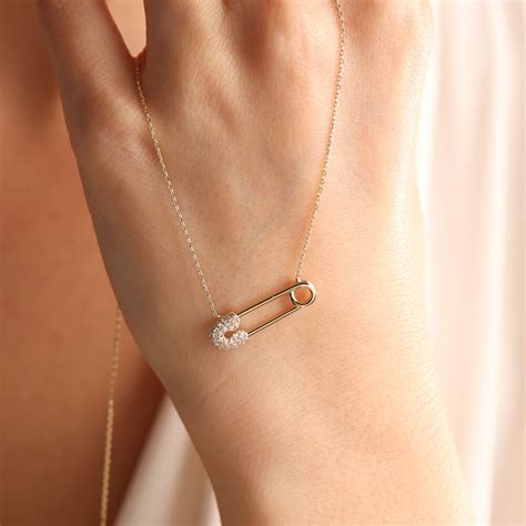 14 Ayar Altın Çengelli İğne Kolye Sembolgold