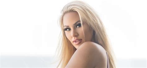 Former Soldier Kindly Myers Exposes Her Chest In Her Tiny Crop Top