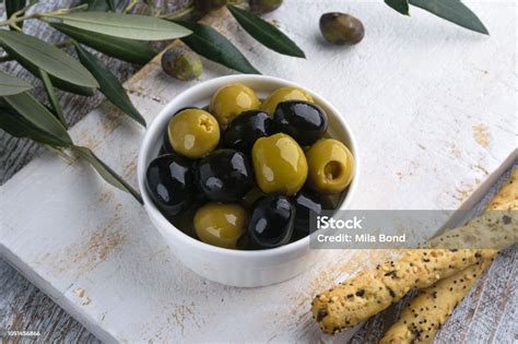 이탈리아 전통 스낵 Grissini 소박한 나무 보드와 녹색과 검정 올리브 공간에 복사 합니다 0명에 대한 스톡 사진 및 기타