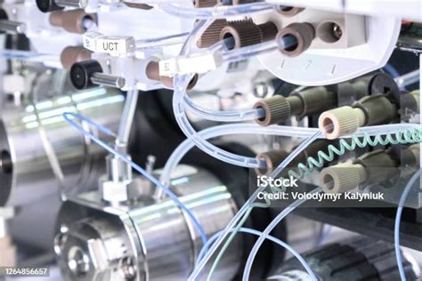 Hplc 시스템의 바이너리 펌프 화학 실험실에서 고성능 액체 크로마토그래피 실험실에 대한 스톡 사진 및 기타 이미지 실험실