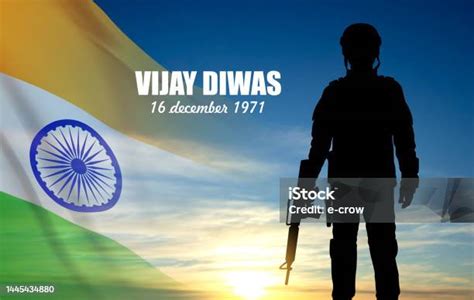 하늘을 배경으로 인도 국기를 든 군인의 실루엣 독립 기념일 공화국의 날 인사말 카드 Kargil Vijay Diwas에 대한