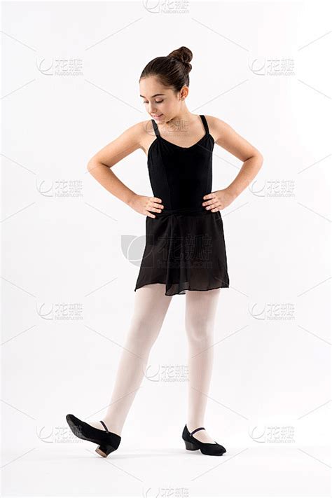 穿着黑色服装的年轻角色芭蕾舞演员