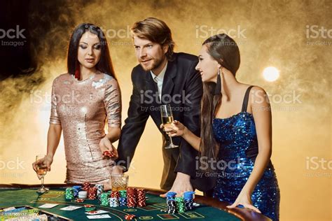두 아름다운 여자와 젊은 남자는 카지노에서 포커 테이블에 재생 남자와 갈색 머리에 초점 3 명에 대한 스톡 사진 및 기타 이미지 3 명 가슴 골 갈색 머리 Istock