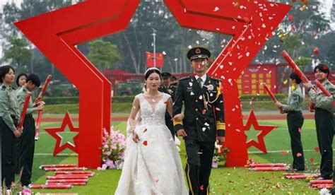 撒糖！上校证婚战友为媒，集体婚礼甜到齁！澎湃号·政务澎湃新闻 The Paper