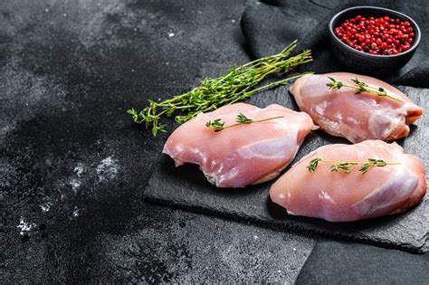 원시 뼈없는 닭 허벅지 필렛 검은 색 배경입니다 맨 위 보기 복사 공간 닭고기에 대한 스톡 사진 및 기타 이미지 닭고기