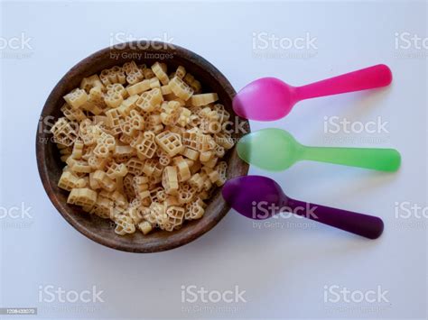 나무 그릇에 아이들의 마카로니 0명에 대한 스톡 사진 및 기타 이미지 0명 나무 동화 Istock