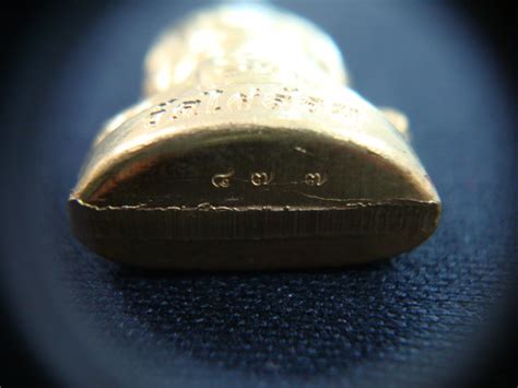 พระรูปเหมือนปั้ม หลวงพ่อเอียด วัดไผ่ล้อม รุ่นฉลองอายุครบ ๘๔ ปี เนื้อทองทิพย์ ตอกเลของค์ที่ ๘๗๗