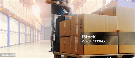 창고에서 전기 지게차 팔레트 잭 언로드 포장 상자를 운전 노동자 창고 발송 상자 화물 공급망 운송화물 수입 수출 배달에 대한 스톡 사진 및 기타 이미지 Istock