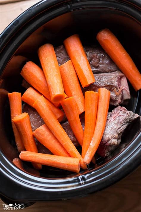 Short Ribs Carrots And Garlic Tomato Gravy The Magical Slow Cooker