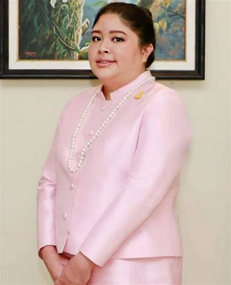 พระเจ้าวรวงศ์เธอ พระองค์เจ้าอทิตยาทรกิติคุณ ประทานถุงยังชีพแก่บุคคล