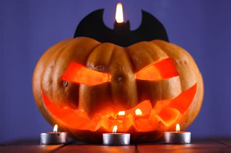 할로윈의 호박 양 초 박쥐와 빛나는 호박입니다 할로윈에 대 한 추수입니다 휴가 대 한 어두운 분위기입니다 박쥐 그리고 촛불의 빛입니다 나무판에 호박 10월에 대한 스톡 사진