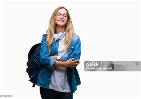 헤드폰 및 안경 위에 착용 하는 젊은 아름 다운 금발 학생 여자와 함께 웃 고 행복 얼굴 넘어 무기는 카메라 보고 배경 고립 긍정적인 사람입니다 한 명의 여자만에 대한 스톡