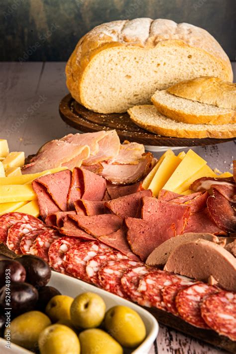 Picada Plato Típico De Embutidos Quesos Y Aceitunas Aperitivo Argentino Y Español Sobre Una