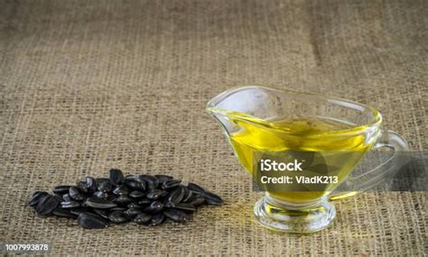 해바라기 씨 오일 유리 그레이 비 보트와 삼 베의 배경에 해바라기 씨앗의 소수에서 거친에 대한 스톡 사진 및 기타 이미지 거친 검은색 공예 Istock