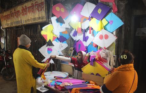 পুরান ঢাকায় বসেছে বাহারি ঘুড়ির পসরা