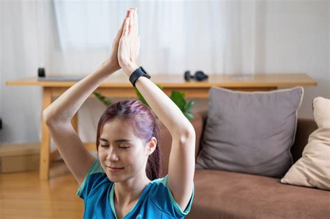 스트레스 해소 근육 이완 호흡 연습 운동 명상 휴가 중에 집에서 요가와 근육을 연습하는 여성 가냘픈에 대한 스톡 사진 및 기타
