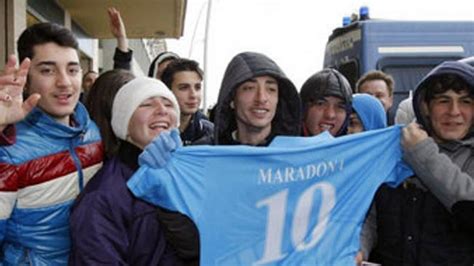 Delirio En Nápoles Con La Llegada De Maradona