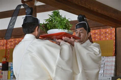 動画あり薬供えて神楽奉納 大神神社鎮花祭奈良新聞デジタル