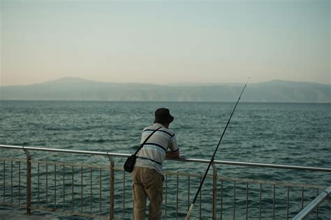 집 밖의 강가 고요한 고요함 기댄 낚시 낚시 라이프스타일 낚시 활동 낚시터 낚싯대 난간 남자 뒷모습 라이프 스타일 사진 레저 무 다냐 바다