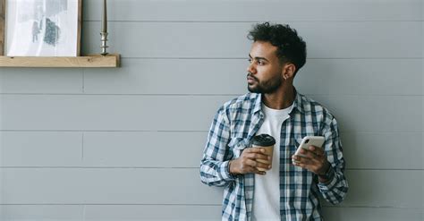 기술 나무 선반 남자 낮 다른 곳을 바라보는 도시 생활 디지털 장치 라떼 라이프스타일 메시지 확인 미니멀리스트 서 있는 서있는 자세 성인 세로 방향