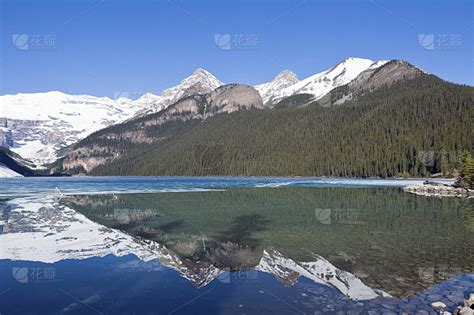 加拿大阿尔伯塔省班夫湖上的雪山倒影