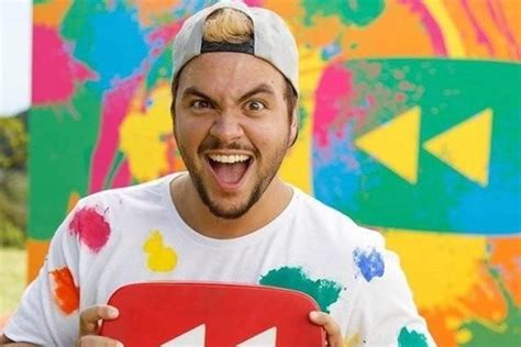 Felipe Neto Se Manifesta Sobre Boneco De Luccas Neto De Calcinha