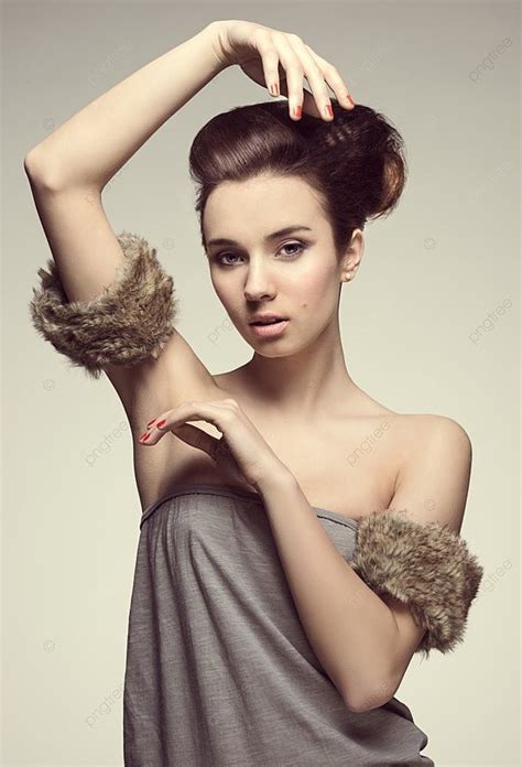 Potret Mode Gadis Cantik Dengan Bulu Dan Warna Gaya Rambut Kreatif