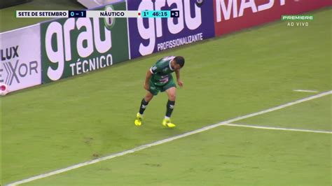 Aos 46 min do 1º tempo finalização errada de Leandro Carvalho do