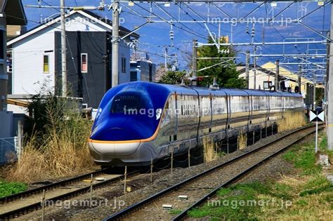 陸奥路から山形へ新たな翼… 新型 山形新幹線『つばさ』e8系の写真素材 [258007653] イメージマート