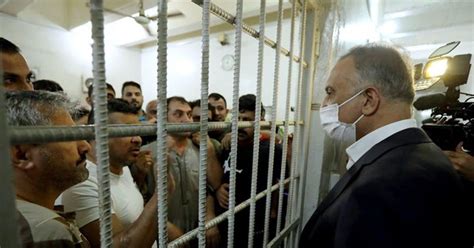 الكاظمي يجري زيارة مفاجئة لسجن ببغداد لهذا السبب صور