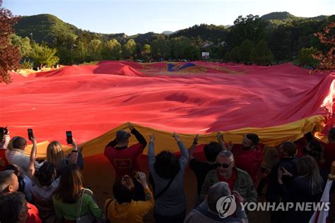 ′초대형 국기들고 기쁨 만끽′몬테네그로 독립기념일 연합뉴스