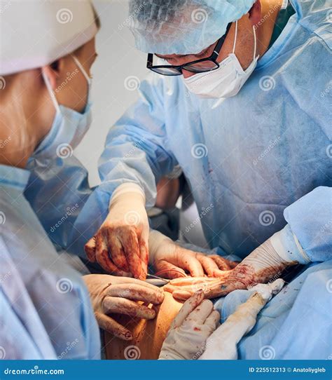 Arts En Assistent Die Een Abdominoplastische Operatie Uitvoeren In De