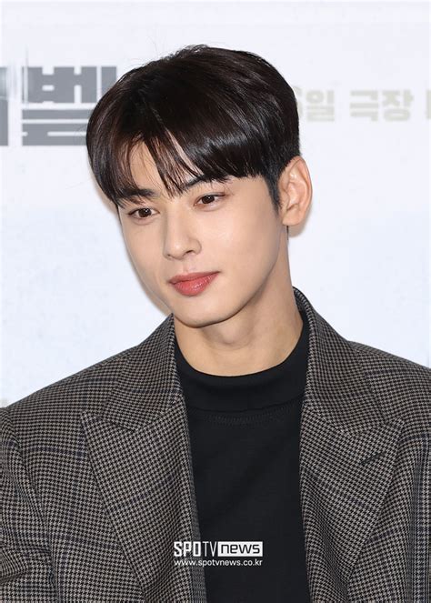 차은우 첫 단독 사진전 아카이브 개최…티켓 수익금 일부 기부