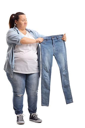 흰색 배경에 고립 된 작은 청바지를 들고 하는 중량이 초과 된 여자 과체중에 대한 스톡 사진 및 기타 이미지 과체중 한