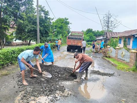 Gotong Royong Perbaikan Jalan