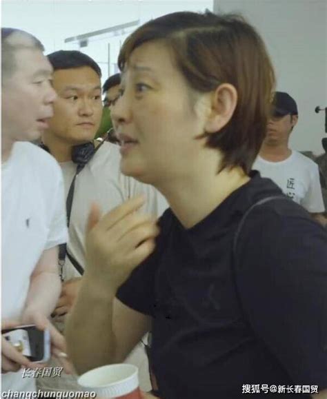 56歲徐帆素顏近照曝光，膚色暗沉無光顯老態，與馮小剛片場大秀恩愛 ＊ 阿波羅新聞網