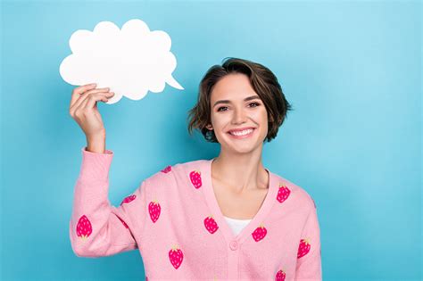 미소를 짓는 사랑스러운 긍정적인 여인의 초상화는 푸른 색 배경에 고립된 빈 공간 구름 모양의 거품을 들고 있다 25 29세에 대한 스톡 사진 및 기타 이미지 Istock