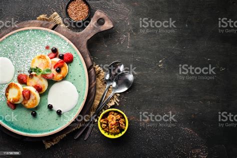 딸기와 사 워 크림과 치즈 팬케이크 아침 식사 접시에 평면도 평면 레이 구성 무료 복사 공간 0명에 대한 스톡 사진 및 기타 이미지 Istock