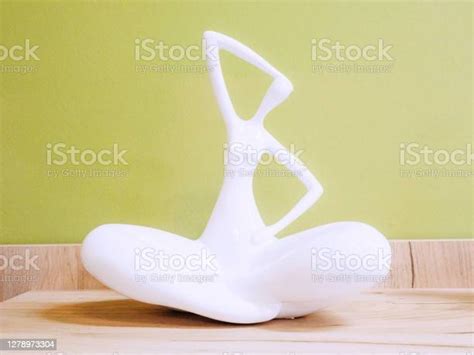나무 선반에 여자의 양식에 일치시키는 흰색 도자기 인형 예술에 대한 스톡 사진 및 기타 이미지 예술 조각 여자 Istock