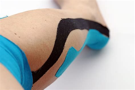 여자의 다리에 붕대를 테이프 다리에 Kinesio 테이프 건강 진단에 대한 스톡 사진 및 기타 이미지 건강 진단 건강관리와